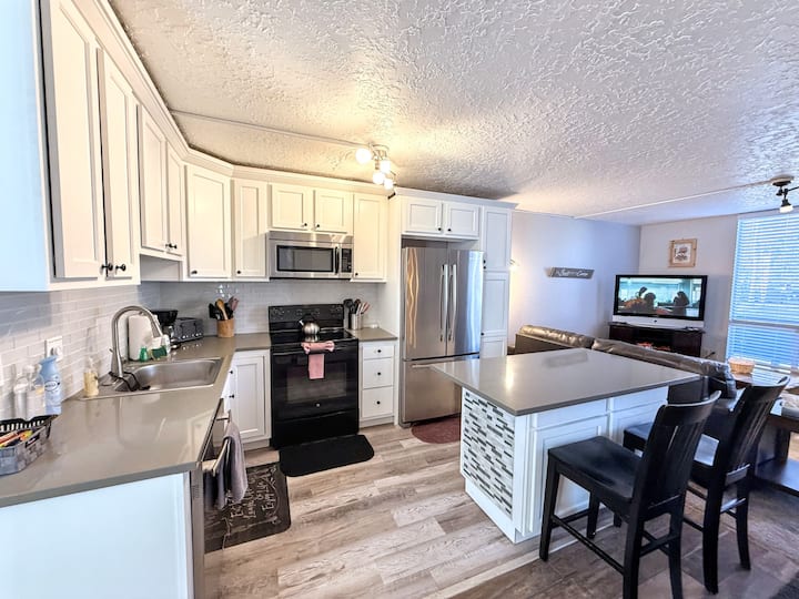 Central Ski Hub With Mountain Views On Top Floor - Dillon, CO