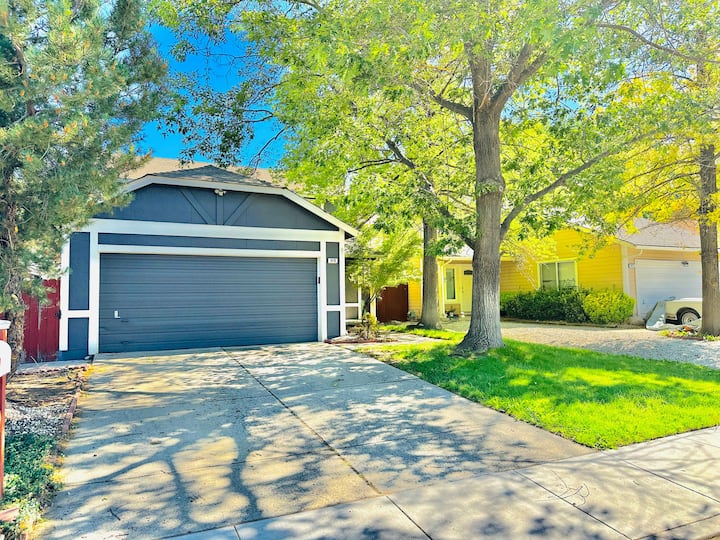 25 Minutes To Tesla/sleeps 9 - Sparks, NV