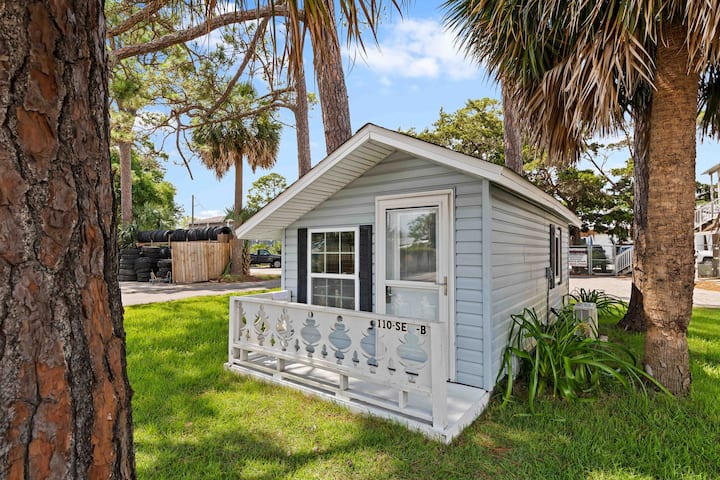 Cozy Coastal Cutie | Budget-friendly Beach Escape - Gulfarium Marine Adventure Park, Fort Walton Beach