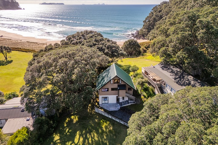 Beautiful Beachfront – 5br Home By The Beach - Whangamatā