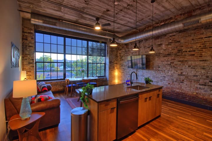 Chic Ultramodern Loft Suite W/ Designer Features - St. Louis, MO