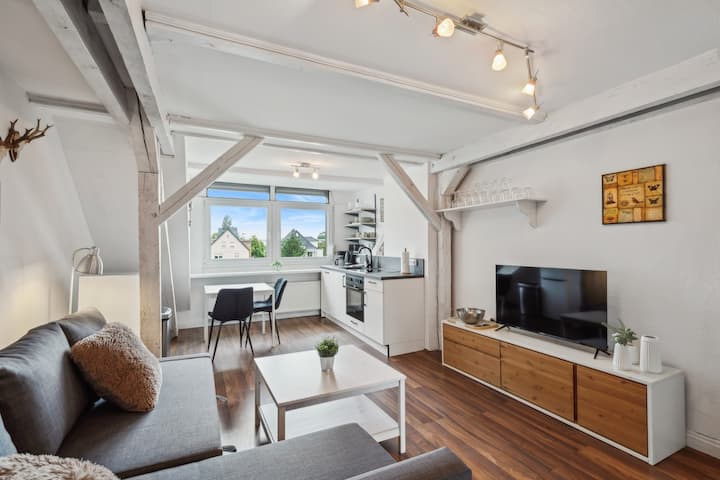 Bright & Charming 2-room Attic Retreat - Cottbus