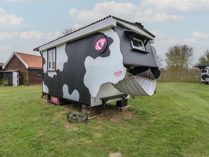Betsy (Cow Shed 2) - Woodbridge