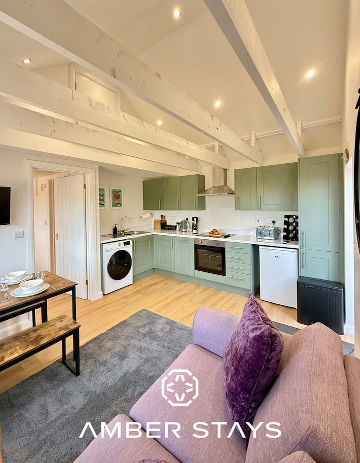 Four Counties Cottage | Contractors | Free Parking - Stamford