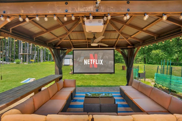 Pocono Dream: Theater, Games & Luxury Stay - Stroudsburg, PA