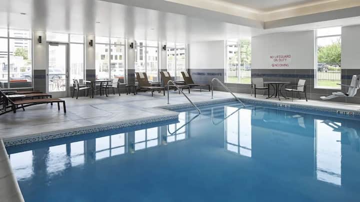 Near Ford Center + Free Breakfast. Pool. Gym. - Evansville, IN