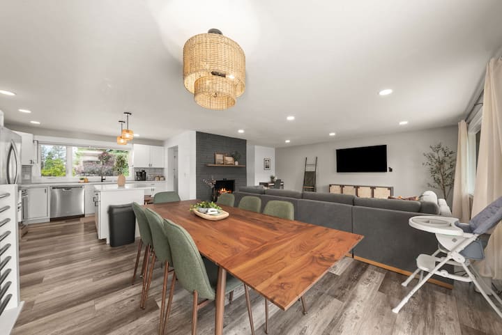 New Roomy Home For Families • Private Hot Tub! - Spokane, WA