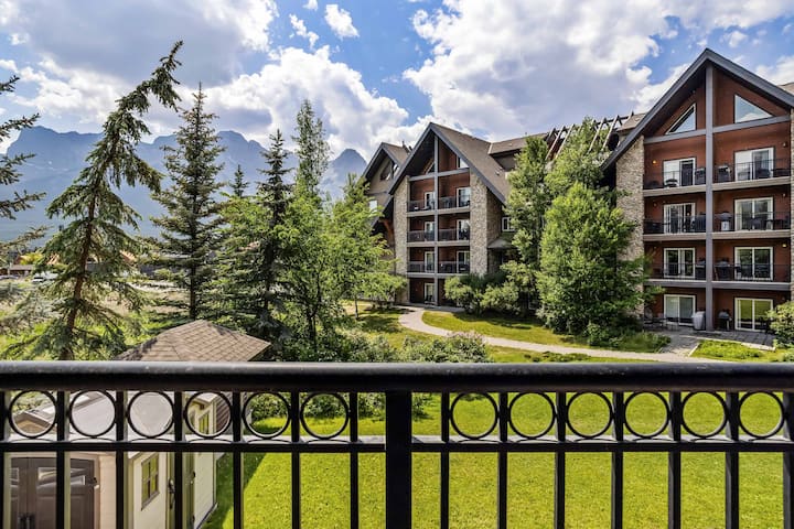 Waterslide Fun- Pool, Hot Tub, Udg Parking, View! - Canmore