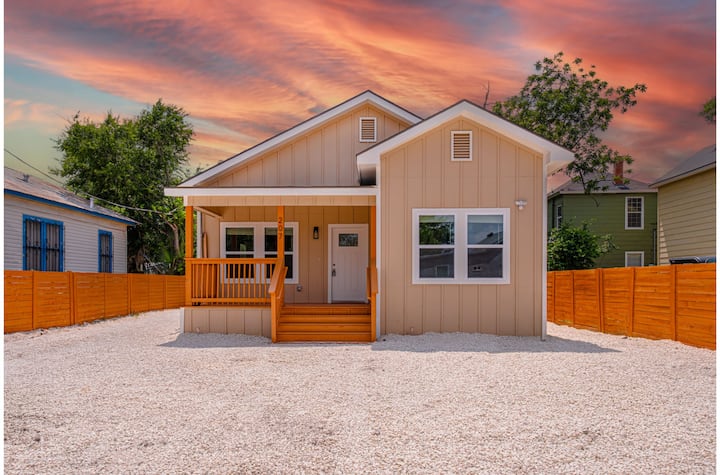 Generous 4br/3ba Charmer Near Glorius Downtown! - San Antonio, TX
