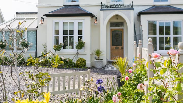 Bay View- With Hot Tub And Beach Hut - Pwllheli