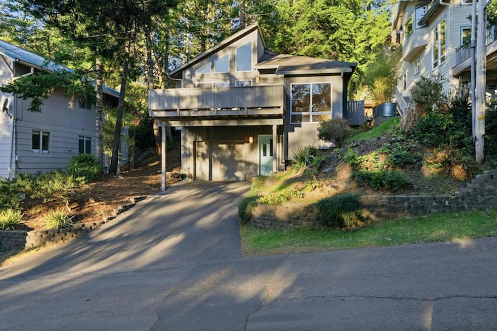 Latitude 45 - 2br 2ba Secluded In Trees Near Beach - Manzanita Beach