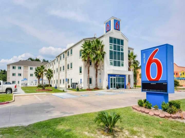 1 Lit Queen | Ada / Tub / Micfridge - Biloxi, MS