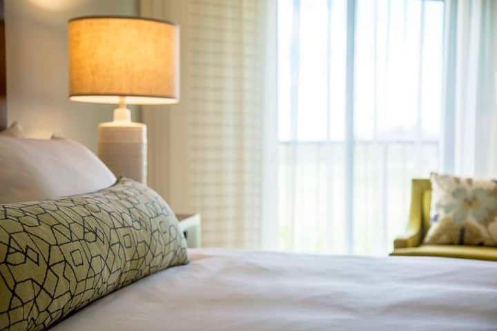 Premium Ocean + Pool View Room | Beachfront Resort - Kauai, HI