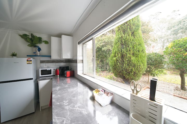 Canberra Green Door Entry Suite - Queanbeyan