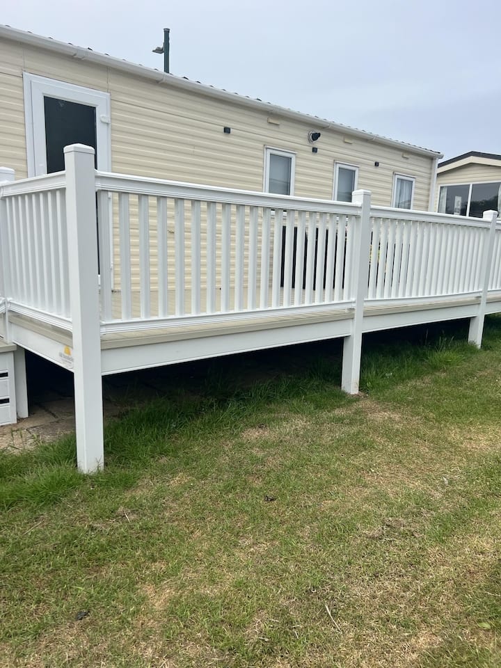 Caravan With Decking At Valley Farm Ref 46077v - Clacton-on-Sea