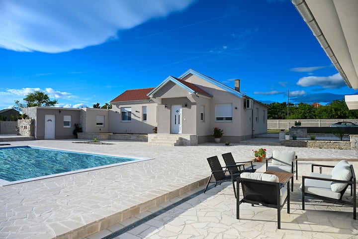 Holiday Home Marija With Pool 6+2 - Benkovac