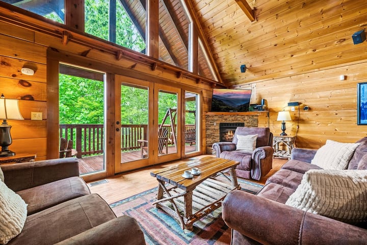 Smoky Top Lodge | Game Room + Hot Tub + Near Downt - Gatlinburg, TN