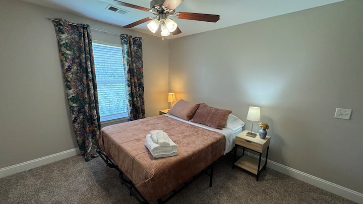 Spacious And Comfy Townhome Conveniently Located - Summerville, SC