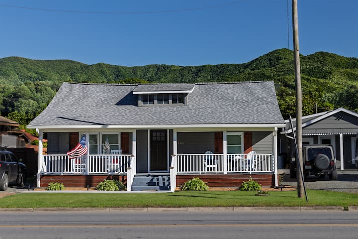 Magnolia Station - Train Views & Walkable Charm - Bryson City, NC