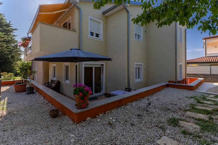 Apartment Andrej With Terrace And Garden - Novigrad