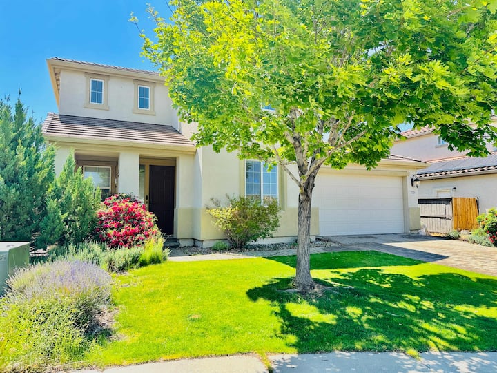 Welcoming Scenic Haven/sleeps 18 - Reno, NV