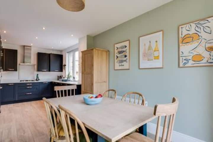 Family-friendly Getaway - Garden, Parking Sleeps 8 - Oxford