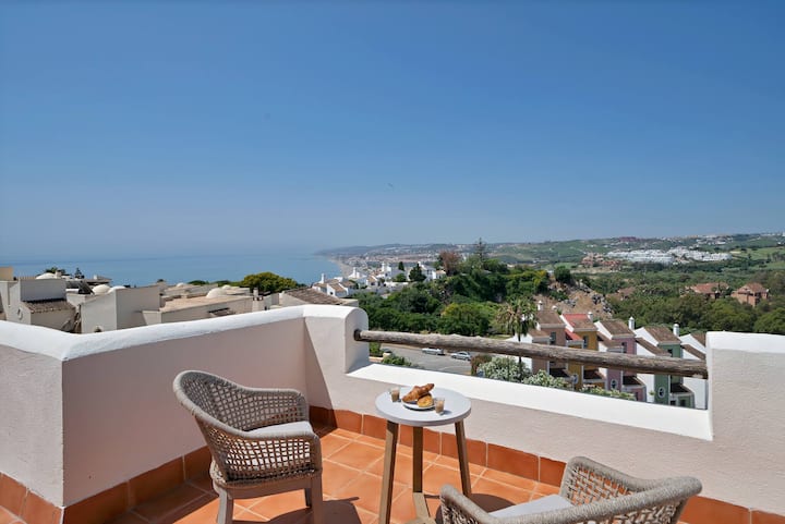 Penthouse With Sea Views, Parking And Pool In Casa - Casares