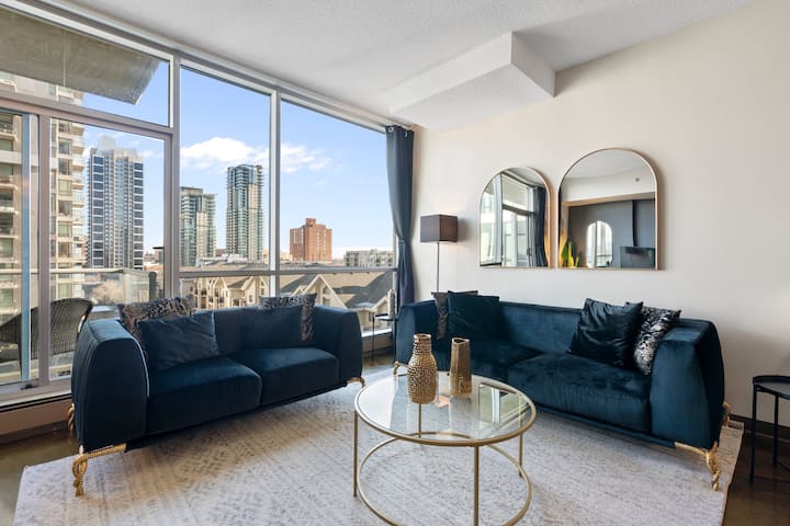 Sleek Suite W View, Ac, Parking - Canada