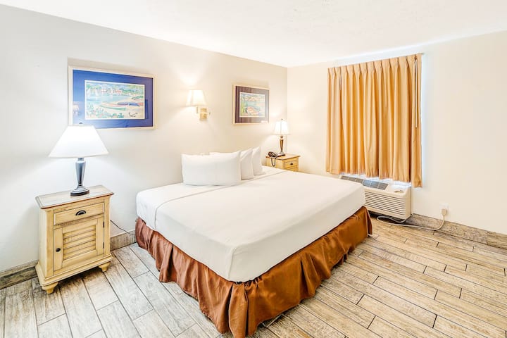 King Suite At Holiday Terrace By The Sea - Panama City Beach, FL