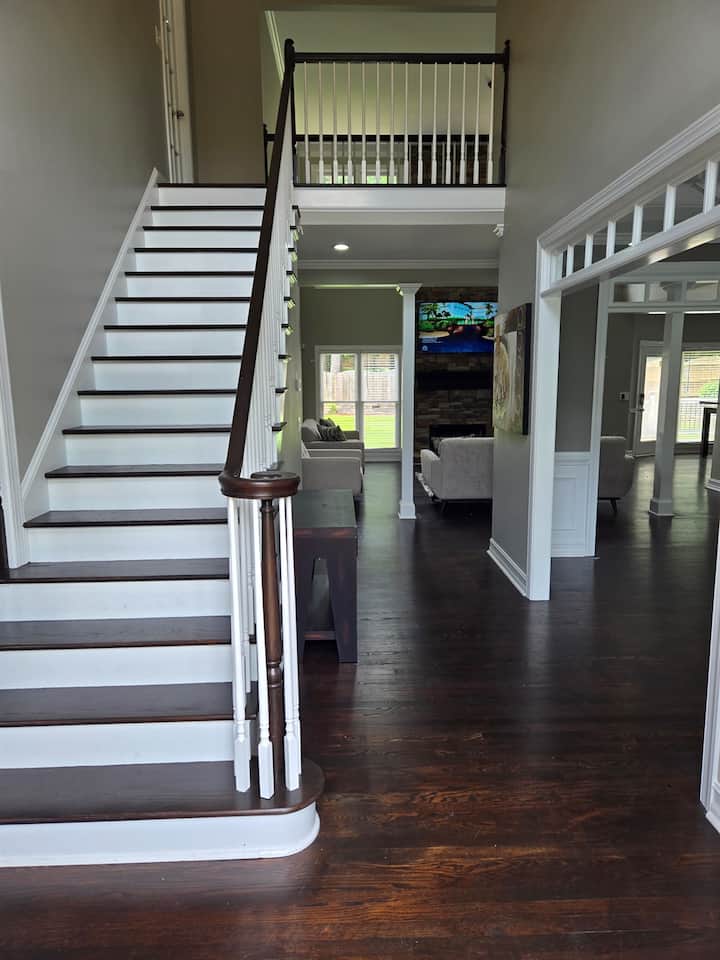 Near Lakepoint! Spacious 3-story Retreat - Acworth, GA