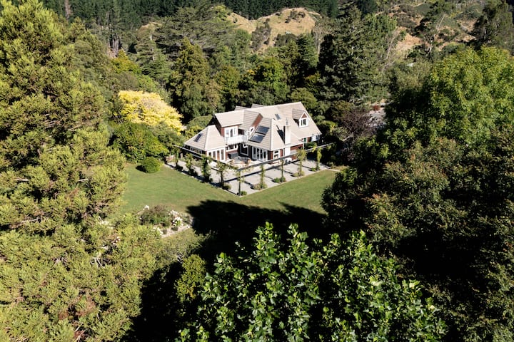 Sanctuary Stay At Woodcote Lodge - Upper Hutt
