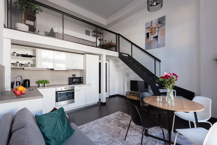 Comfy Loft With Balcony - プラハ