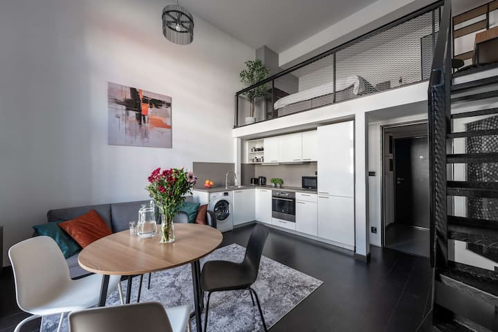 Comfy Loft With Balcony - 布拉格