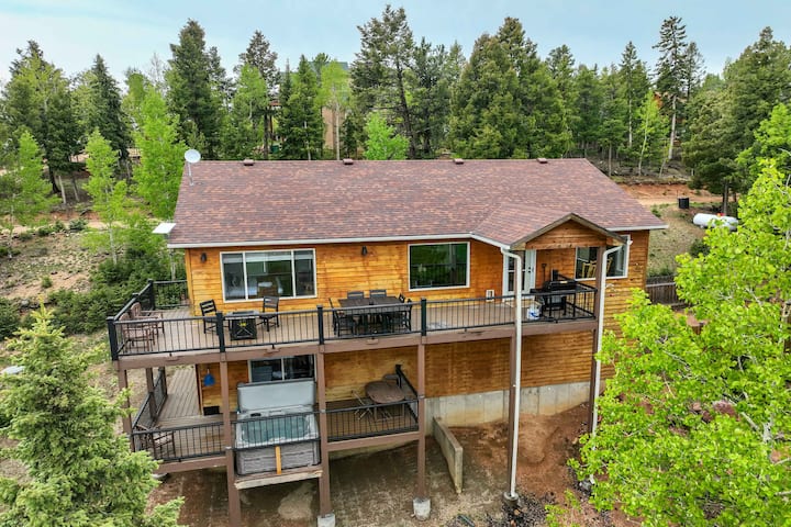 Cedarstone Lodge! Luxe Mountain Retreat W/ Hot Tub - Woodland Park, CO