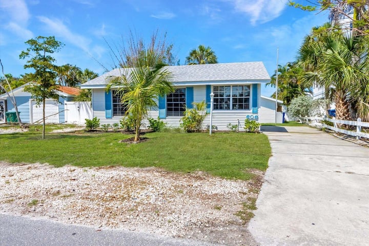 Cozy Barefoot Bungalow: Steps To Bayfront Park & B - Anna Maria, FL