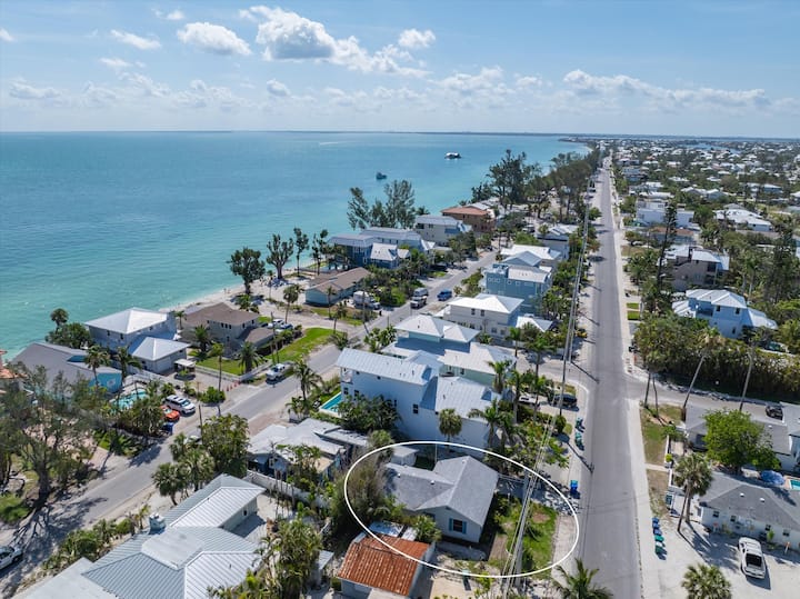Barefoot Bungalow: Steps To Bayfront Park - Anna Maria, FL