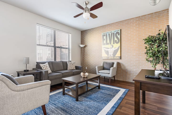 Downtown Escape—stylish Unit + Free Parking! - Mile Square - Downtown - Indianapolis