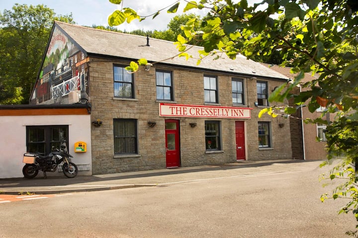 The Cresselly Inn - Queen-sized Double Room - Merthyr Tydfil