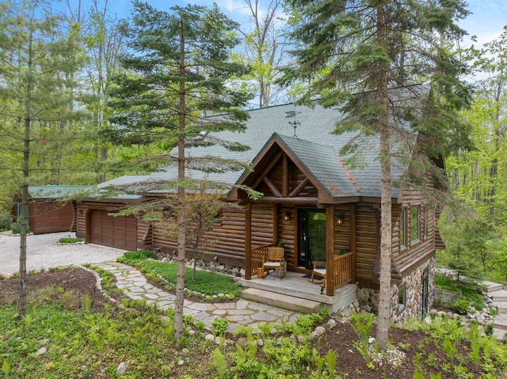 The Chippewa House - Quiet Wooded Setting - Petoskey, MI