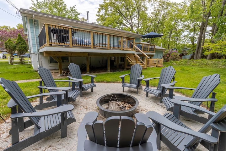 Walk To Beach! 5br W/ Deck, Firepit & Big Yard - Michigan City, IN