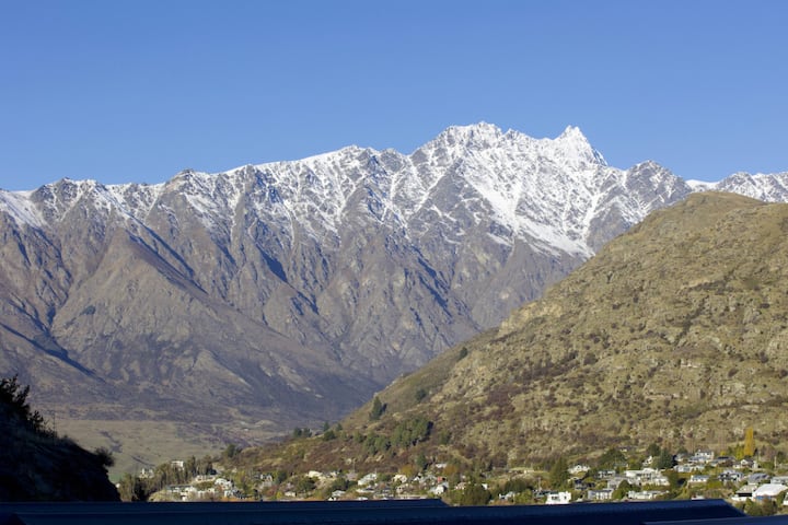 Stunning Lakefront 2-bed 2-bath With Lake Views - Queenstown, New Zealand
