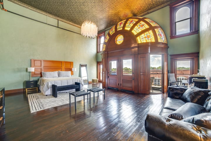 Stylish Private Balcony: Downtown Marshall Studio! - Marshall, TX