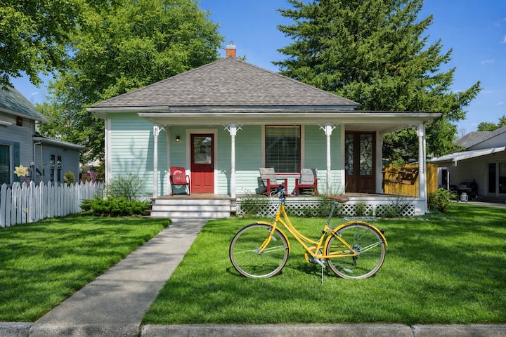 Sauna + Karaoke + Retro Bikes Yellowstone Basecamp - Livingston, MT