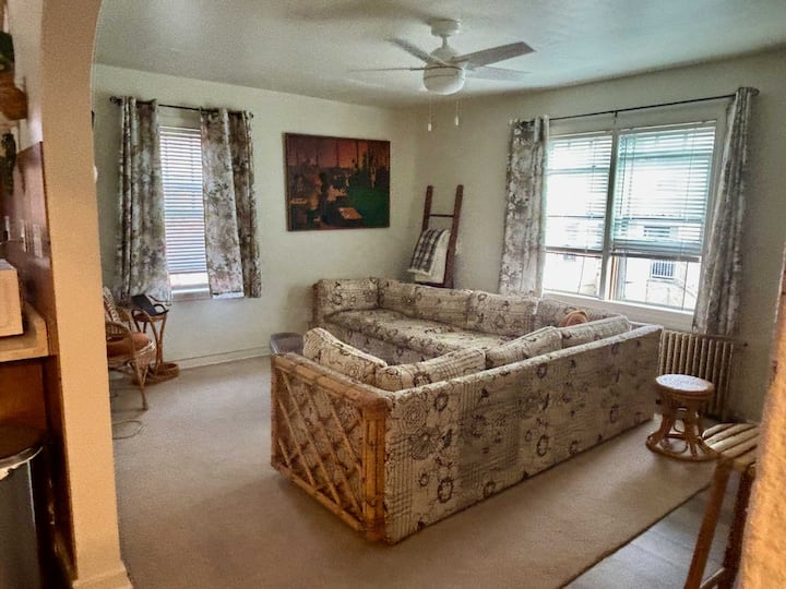 Spacious 2br Getaway - Near City -Easy Parking - Monroeville, PA