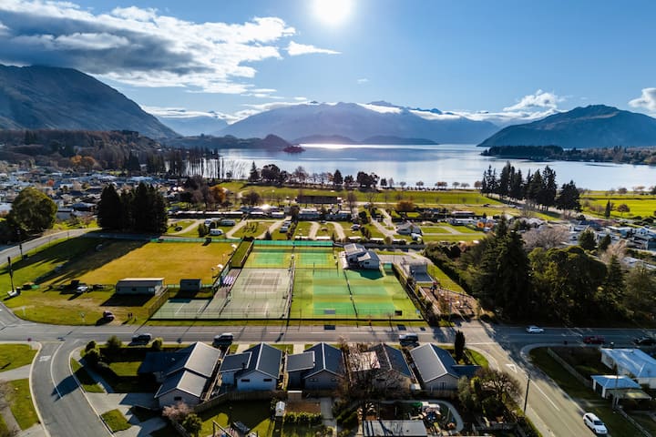 Panoramic Mountain Views · Walk To Lake · Ski - Wanaka