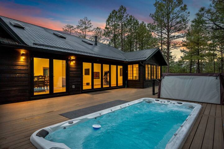 Stylish Lodge: Fire Pit, Hot Tub & Forest Views - Pinetop-Lakeside, AZ