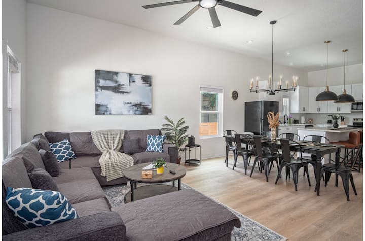 Discover Classic Glory: 4br/3ba Gem Near Riverwalk - San Antonio, TX