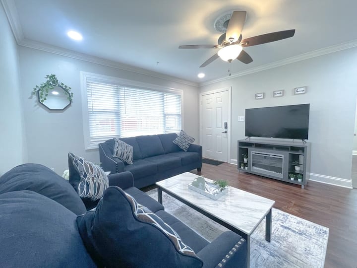 Chic Modern 2br Retreat W/ Yard, Laundry & Smarttv - Indianapolis, IN