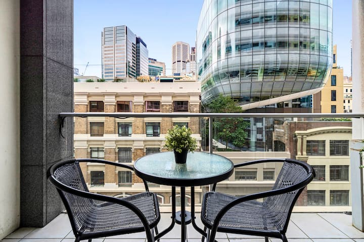 Cbd Crib | Skyline Views Meet Pool & Gym Living - 