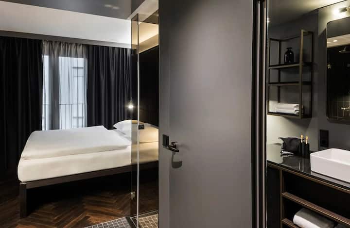 Convenient Spot Across From The Train Station - Berlin